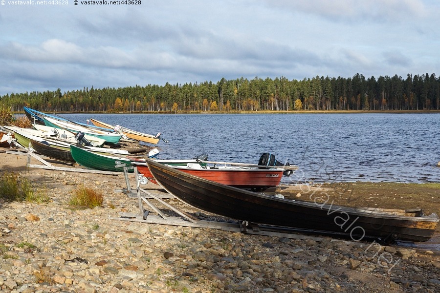 Kuva: Veneet - vene puuvene soutuvene tervattu järvi ranta rantavesi ...