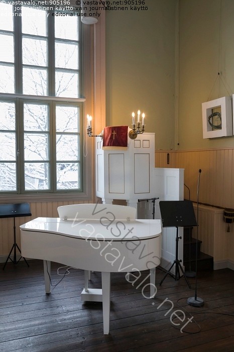 Kuva: Valkoinen flyygeli ja saarnastuoli - saarnastuoli saarnatuoli ...