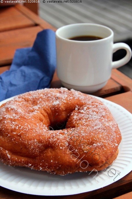 Kuva: Munkki ja kahvimukillinen Kaunispäällä - kahvi kuppi kahvikuppi ...