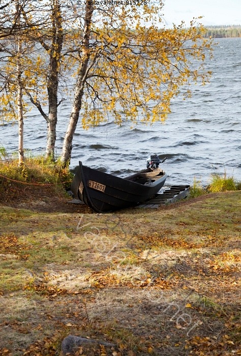 Kuva: Vene myrskyisen järven rannalla - Jerisjärvi Jerisjärven järvi ...