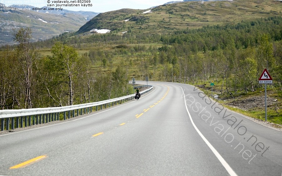 Kuva: Pyöräilijän raskas taival - pyöräilijä pyörä polkupyöräilijä ...