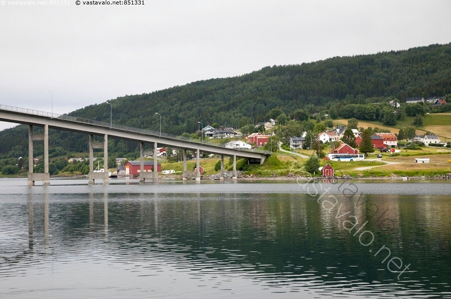 Kuva: Silta Årsteiniin - silta suuri pitkä siltapalkit ylittää maantie ...