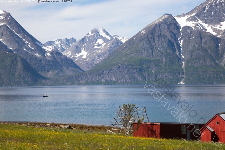 Kuva: Tyhjä kalankuivatusteline - venevaja vaja vajat varastot varasto ...