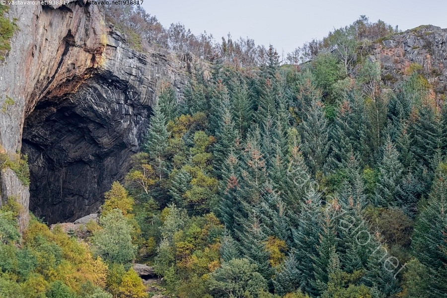 Kuva: Reikä seinässä - Tonnesgrotta Hellerhulen luola maisema metsä ...