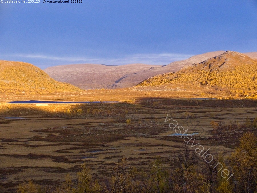 Kuva: Ilta-aurinko - tunturi tunturit tuntureilla vuori vuoret laki ...