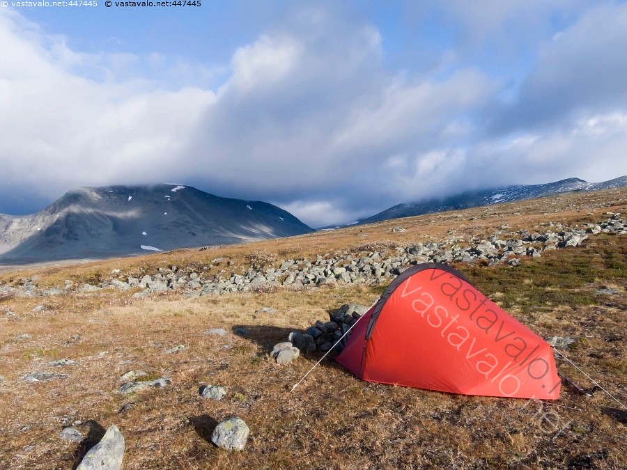 Kuva: Teltta - pieni punainen Terra Nova teltta vaellusteltta pystyssä ...