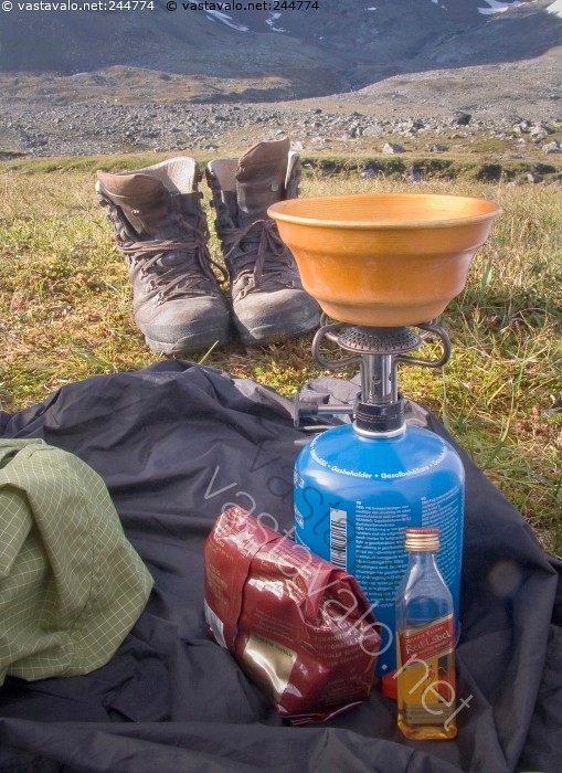 Kuva: Perusvarustus - keitin retkikeitin kaasukeitin kaasupullo ...