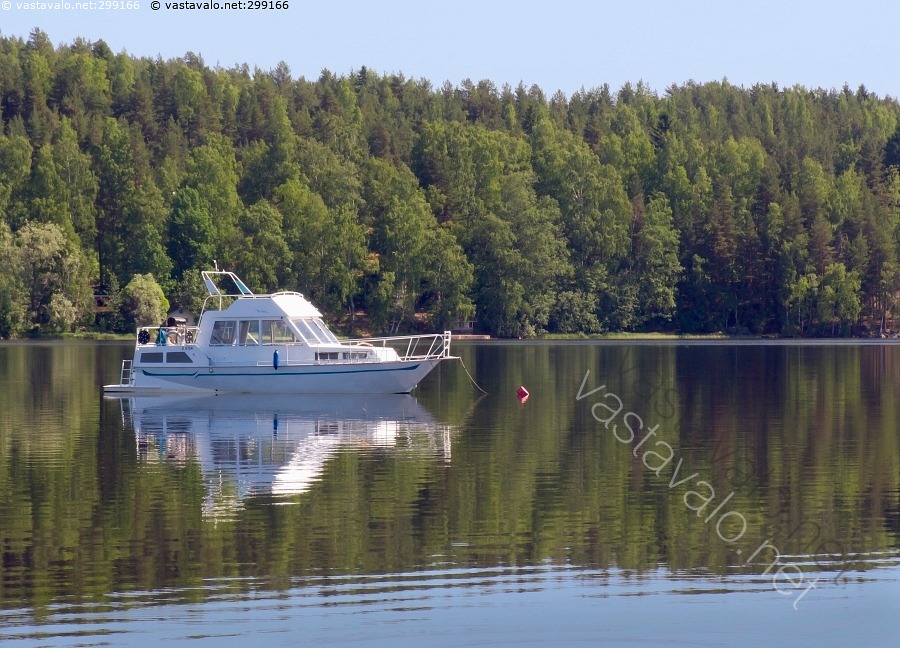 Kuva: Vene - vene moottorivene hytillinen vesi järvi järvellä järvessä ...