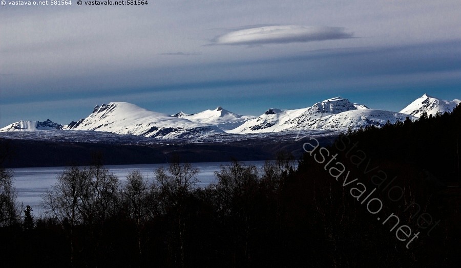 Kuva: Lumiset tunturit - rannikko ranta vesi meri Norjanmeri vuono ...