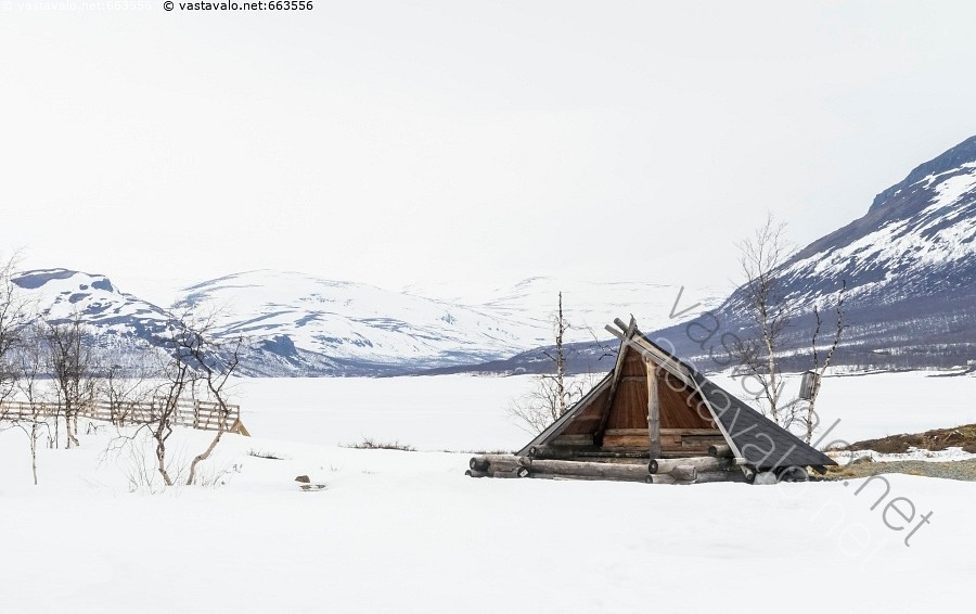 Kuva: Kota järven rannalla - puolikota nuotiopaikka järvi jäässä ...