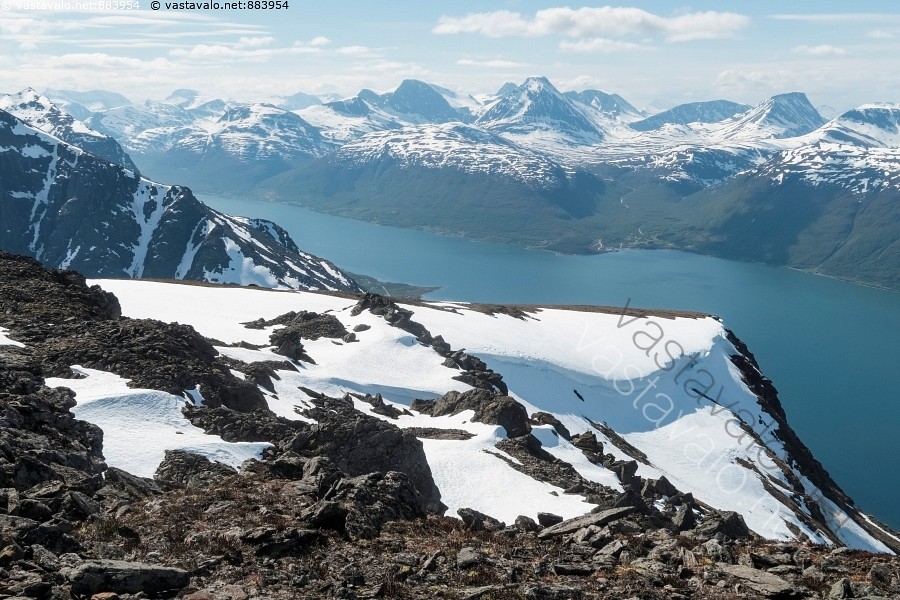 Kuva: Kesäkuun maisemia - luminen tunturi Falsnesfjellet Lappi Norja ...