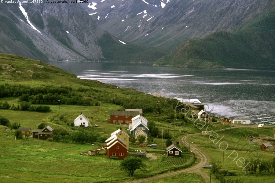 Kuva: Kylä vuonon rannalla - Norja Pohjois-Norja vuonot Jäämeri meret ...