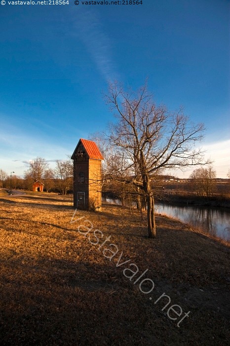 Kuva: Muuntaja ja tammi - muuntaja rakennus huhtikuu kevät ilta ...