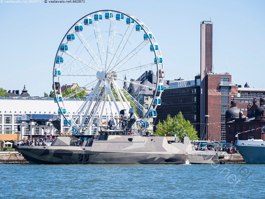 Kuva: Maailmanpyörä ja ohjusvene - Itämeri Katajanokka Suomenlahti alus ...