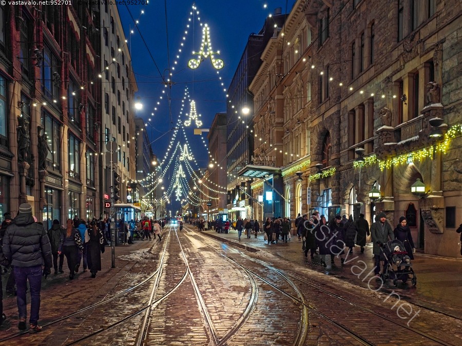 Kuva: Aleksin joulukadulla - Aleksanterinkatu hämäryys hämärä ihminen ...