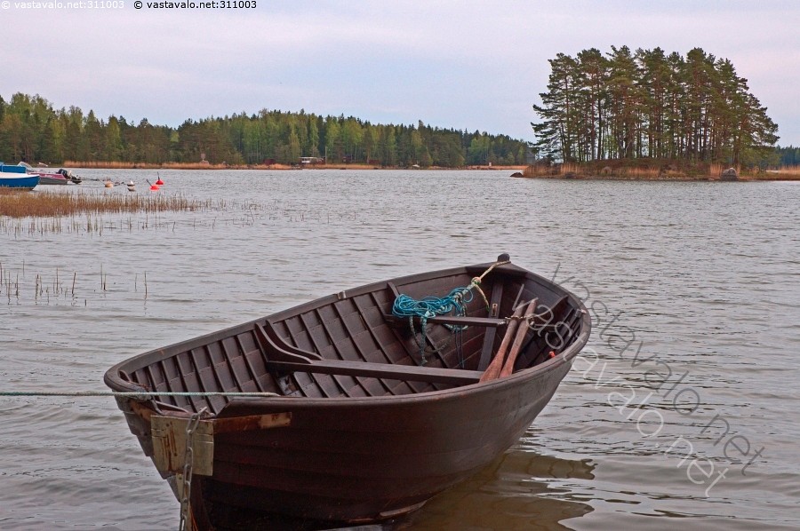Kuva: Soutuvene - soutuvene puuvene saari männyt puusto vesi airot ...