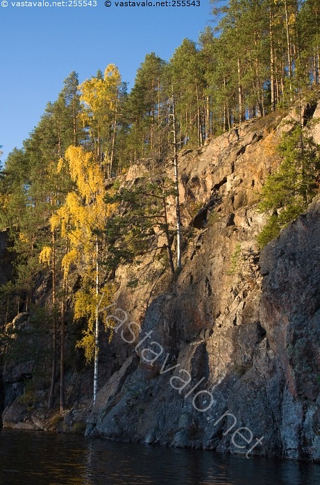 Kuva: rantakallio Koverolla - kallio kalliojyrkänne jyrkkä korkea ...