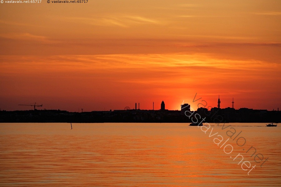 Kuva: Aurinko laskee Helsinkiin - Helsinki auringonlasku meri ...