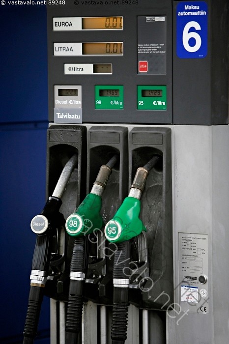 Kuva: Tankkausta odottaen - automaatti bensa bensiini polttoaine diesel ...