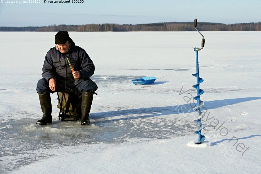 Kuva: Narrauspuuhissa Vanajanselällä - pilkki pilkillä mies vanhus ...