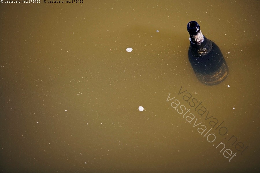 Kuva: Tyhjän kohtalo - pullo kuohuviinipullo samppanjapullo kellua meri ...