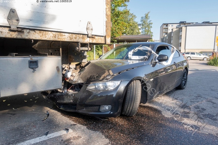 Kuva: Revittelyn tulos - onnettomuus törmäys autokolari kolari ...