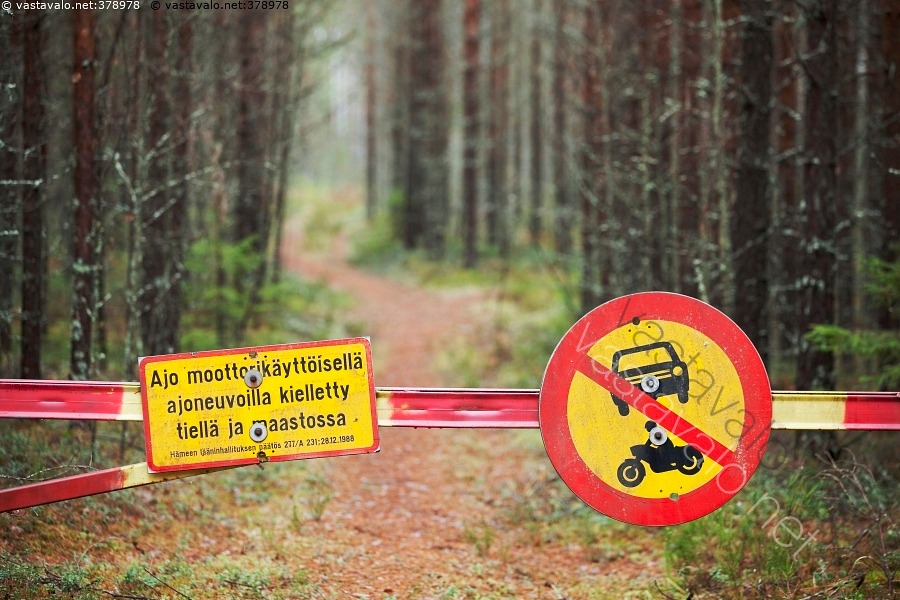 Kuva: Ajokielto - liikennemerkki ajoura metsätie puomi ajokielto kilpi ...