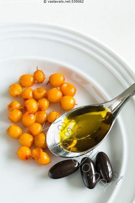 Kuva: Vaihtoehtoisia vitamiineja - rypsiöljy Hippophae rhamnoides marja ...