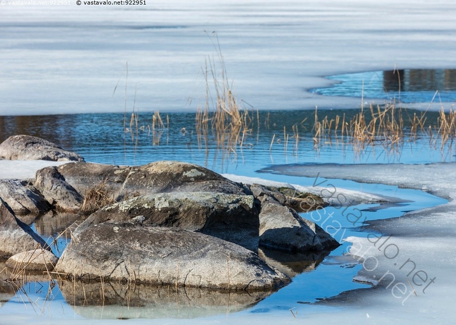 Kuva: Aurinko sulattaa jäätä - jäidenlähtö jäänreuna kevät keväinen ...