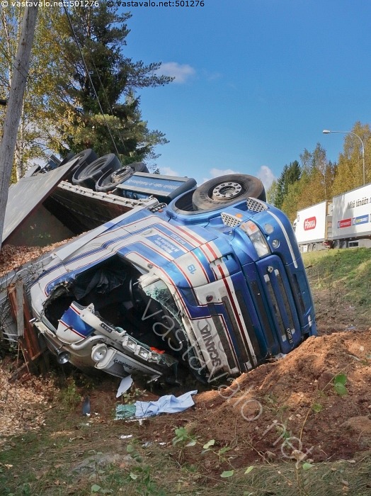 Kuva: Rekka katollaan ojassa - auto rekka vakava onnettomuus rekka-auto ...