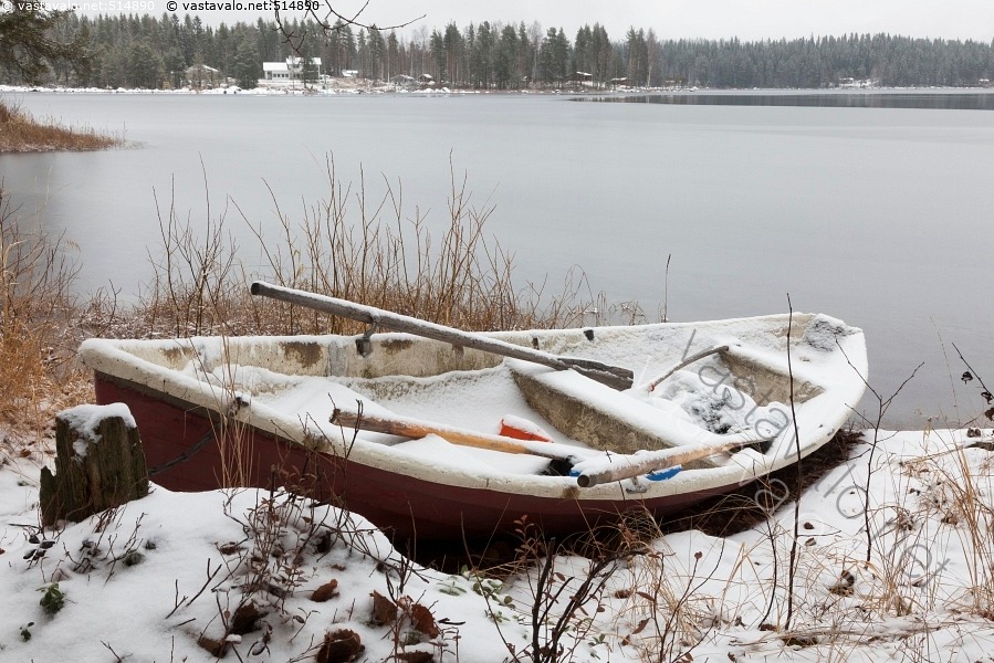 Kuva: Vene jäätyvän järven rannalla - vene soutuvene syksy jäätyvä ...