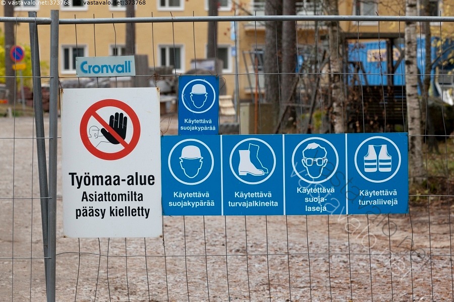 Kuva: Kielto ja opasteita aidassa - työmaa työmaa-aita aita suoja-aita ...