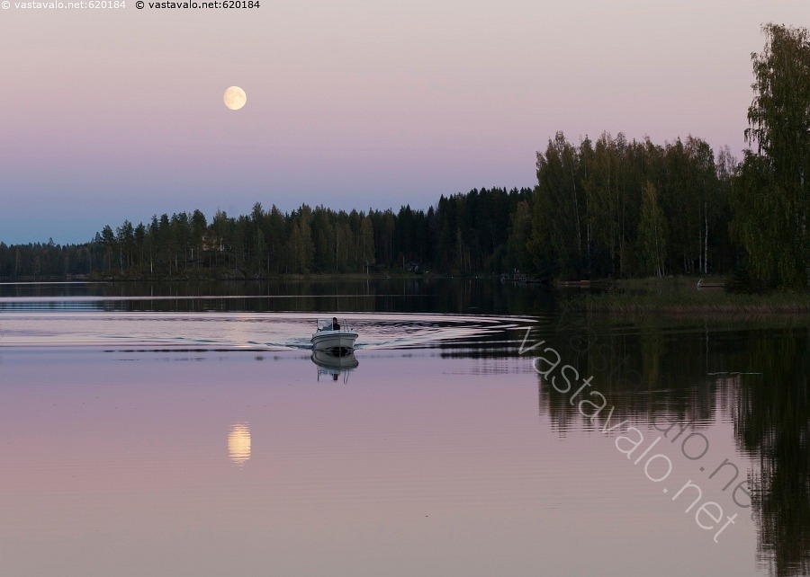 Kuva: Vene sykyisellä järvellä - tyyni ilta kuutamo kuu täysikuu ...