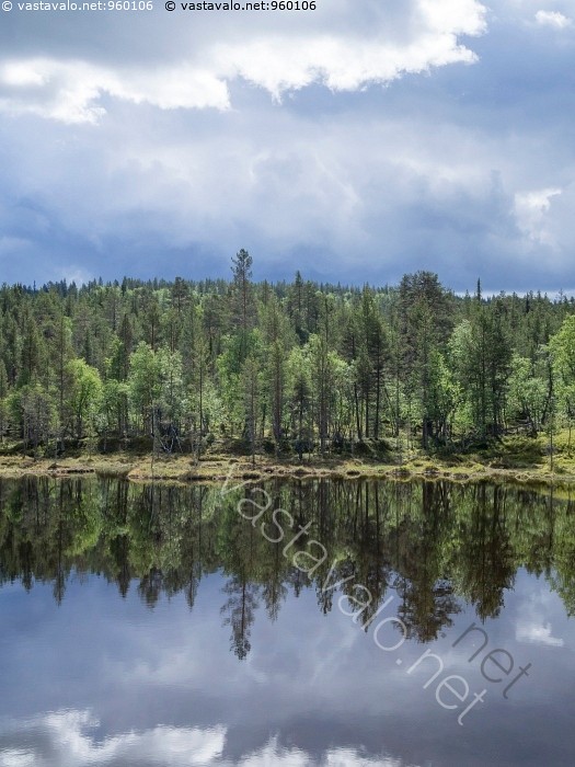 Kuva: Sade saapuu Ristijärville - Lappi Tsarmitunturin erämaa järvi ...