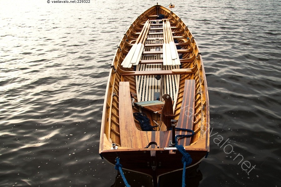 Kuva: Kirkkovene - soutuvene vene puu puinen kaunis vanha entisöity ...