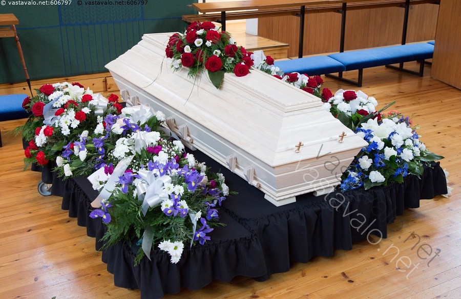 Kuva: Arkku ja kukat - arkku puinen puuarkku hautajaiset arkkulaite ...