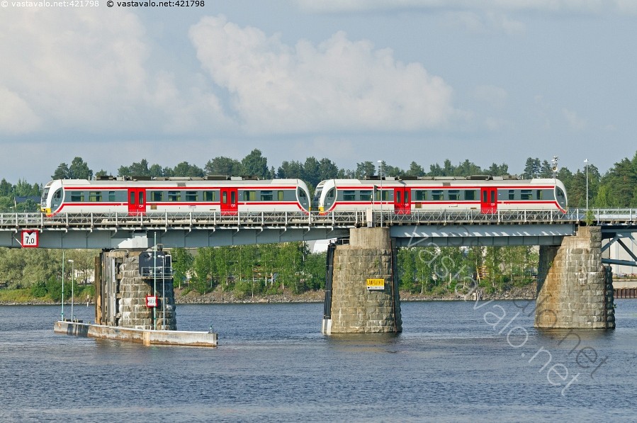 Kuva: Juna sillalla - juna junat paikallisjunat paikallisjuna rautatie ...