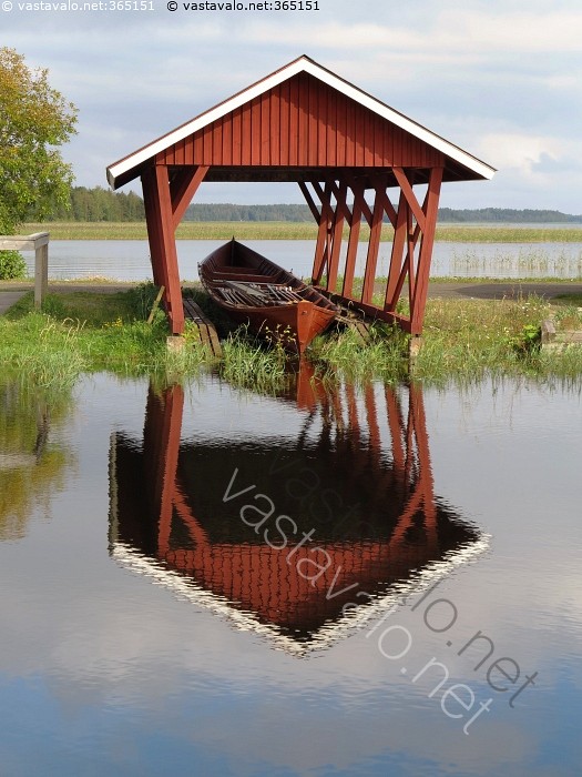 Kuva: Kirkkovene katoksessa - vene soutuvene puuvene kirkkovene ...