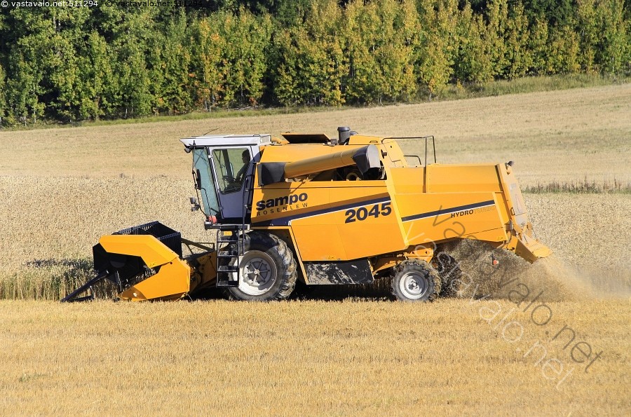 Kuva: Leikkuupuimuri viljapellolla - leikkuupuimuri harvesteri puimuri ...