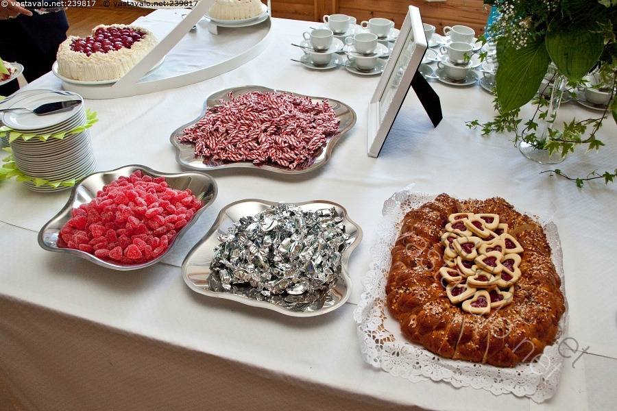 Kuva: Makeaa mahan täydeltä - juhlat juhla juhlapöytä tarjolla pulla ...