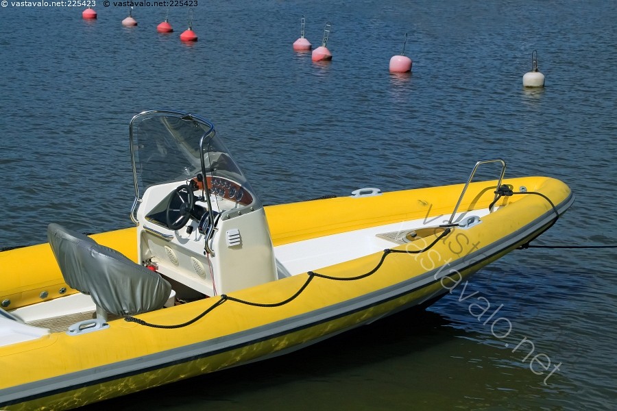 Kuva: Keltaisen veneen ohjaamo - vene moottorivene ohjaamo ...