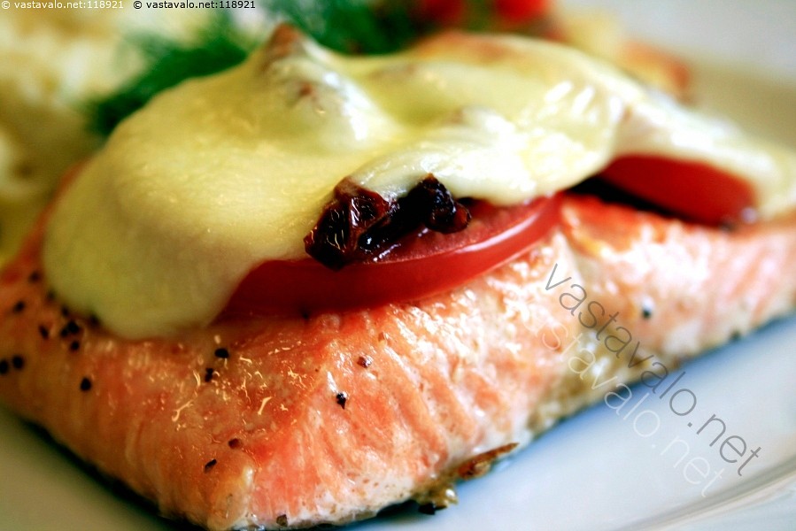 Kuva: Juustolla kuorrutettua lohta - lohi kala kala-annos ravintola ...