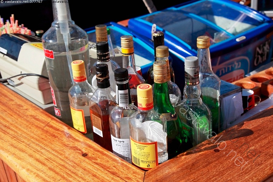 Kuva: Alkoholia - alkoholi päihde nautintoaine kassa tarjolla tarjoilu ...