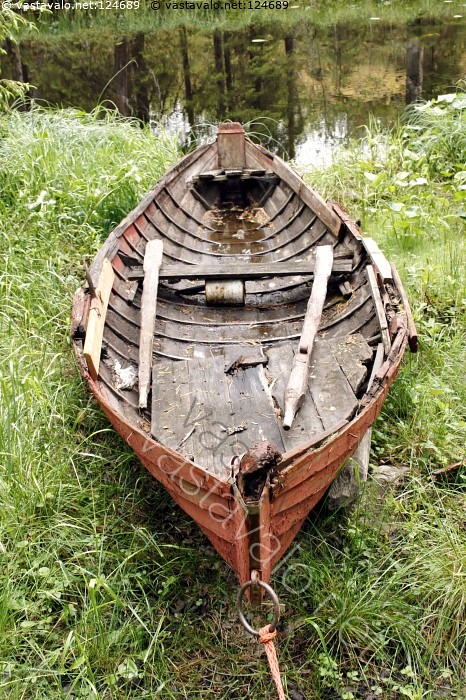 Kuva: Puuvene - kesä joki soutuvene vesi vene rannassa puuvene terva ...