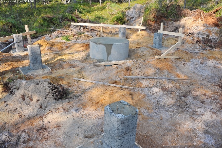 Kuva: Mökin perustukset II - mökin perustus pilariperustus harkko ...