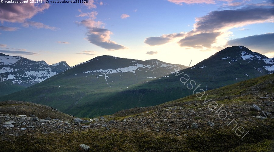 Kuva: Vuorten takana - tunturi tunturit tunturimaisema vuori vuoristo ...