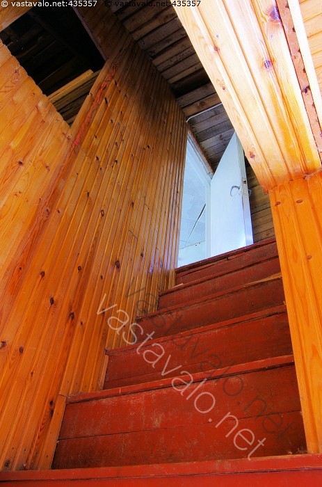 Kuva: Portaat ullakolle - portaat rappuset yläkertaan ullakolle ylös ...