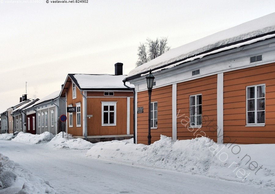 Kuva: Talvinen Neristan - talvi lumi luminen katu vanha puutalo ...