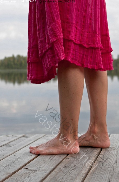 Kuva: Paljasjaloin - paljas paljaat jalat sääret pohkeet mekko ...