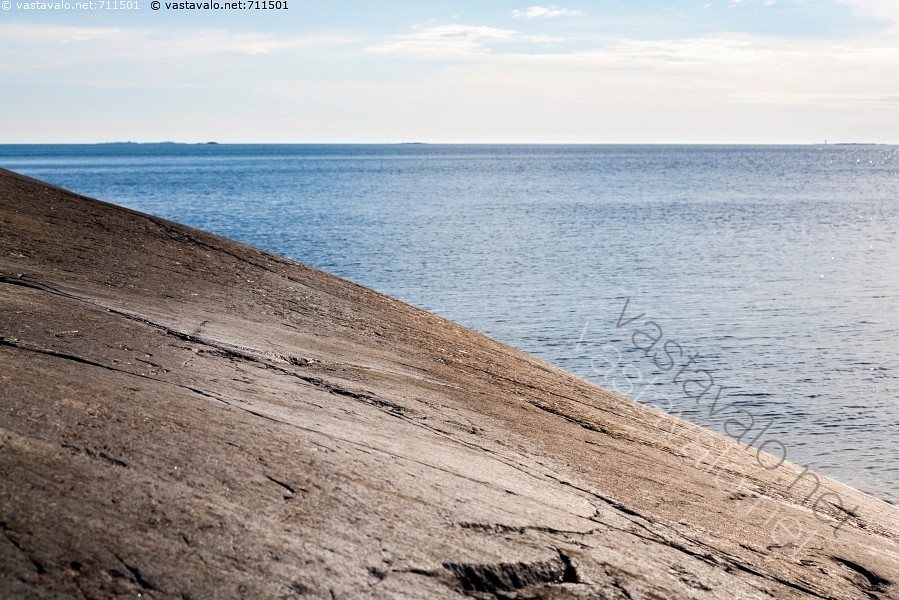 Kuva: Kallio meren äärellä - sileä kallio viettävä rinne rantakallio ...